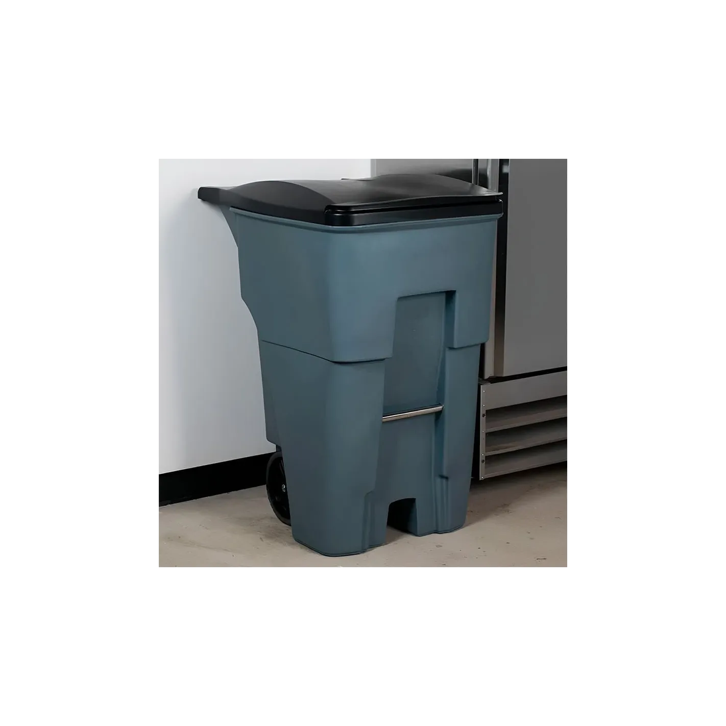 Basurero Rollout de 95 Galones Gris RUBBERMAID FG9W2200GRAY